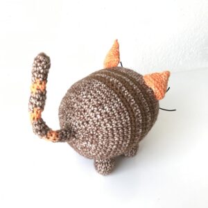 Hækleopskrift på tyk kat til sangkuffert - Rye Kreativitet