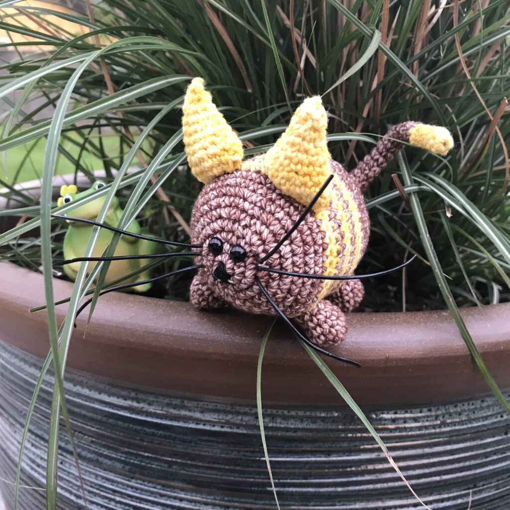 Hækleopskrift på tyk kat til sangkuffert - Rye Kreativitet